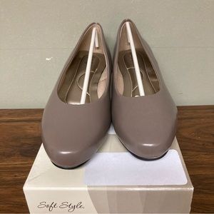 Soft Style | Shoes | Nwt Soft Style Angel Ii Putty Smooth Pumps 95 ...